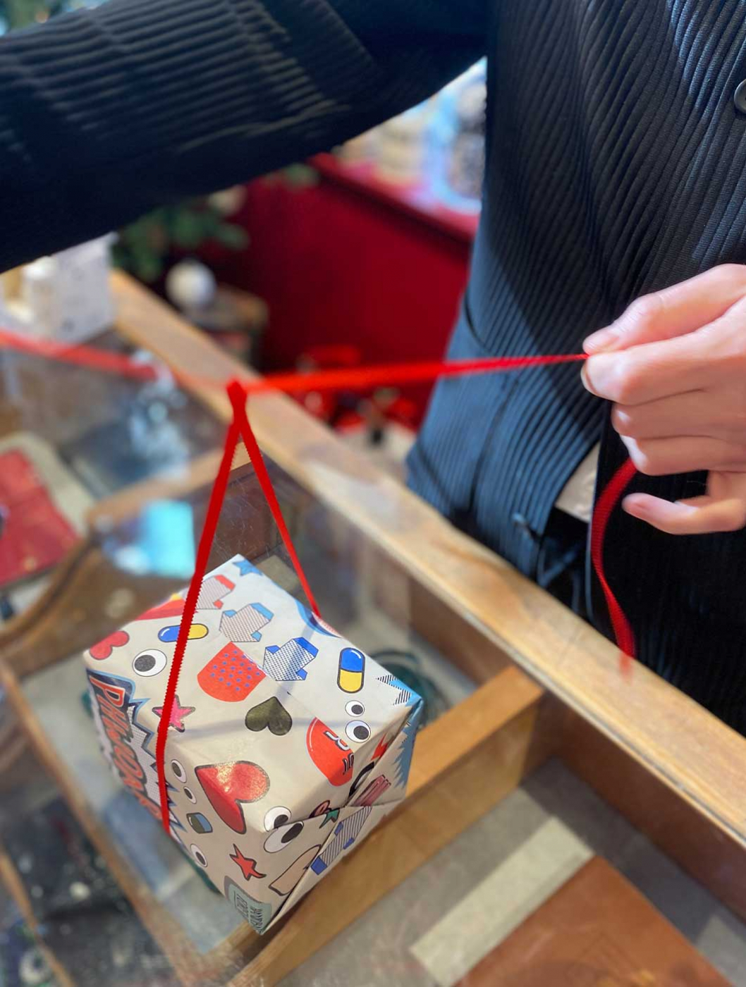How to wrap a Christmas present perfectly - - Sloane Street